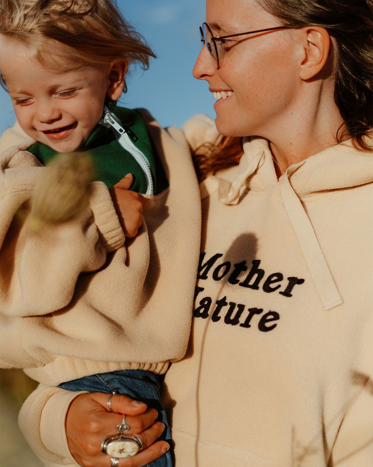 Le sweat Sun en polaire recyclée et col zippé - latte – émoi émoi